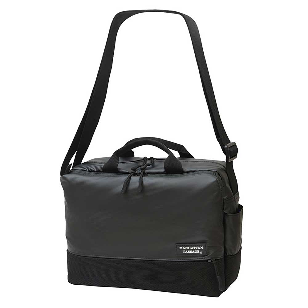 ■バリエーションブラックミッドナイトブルーMANHATTAN PASSAGE マンハッタンパッセージ Plus2.1 #3385は、B5サイズ対応で便利な手持ちハンドル付きのミニショルダーバッグ。コンパクトで手持ちのハンドル付きだから持ち運...