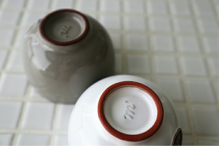 商品説明商品名スタジオエム　パッロ サイズポット/W104(把手まで)/D80/H73/220ccカップ/径79/H53/140cc ※多少の誤差が生じます。 材質ブラン　　陶器（赤土）／白釉／酸化 グリズ　　陶器（赤土）／色釉／酸化ノアー...