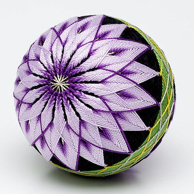 古式ゆかしい伝統のかがり模様にそった本格的な手まり工芸がご家庭でも簡単におつくりいただける手まりキット。詳しい写真解説とメーカーホームページの動画解説（ここをクリックすると別画面で開きます）で、よりわかりやすくなりました。基本地割り済みの手...