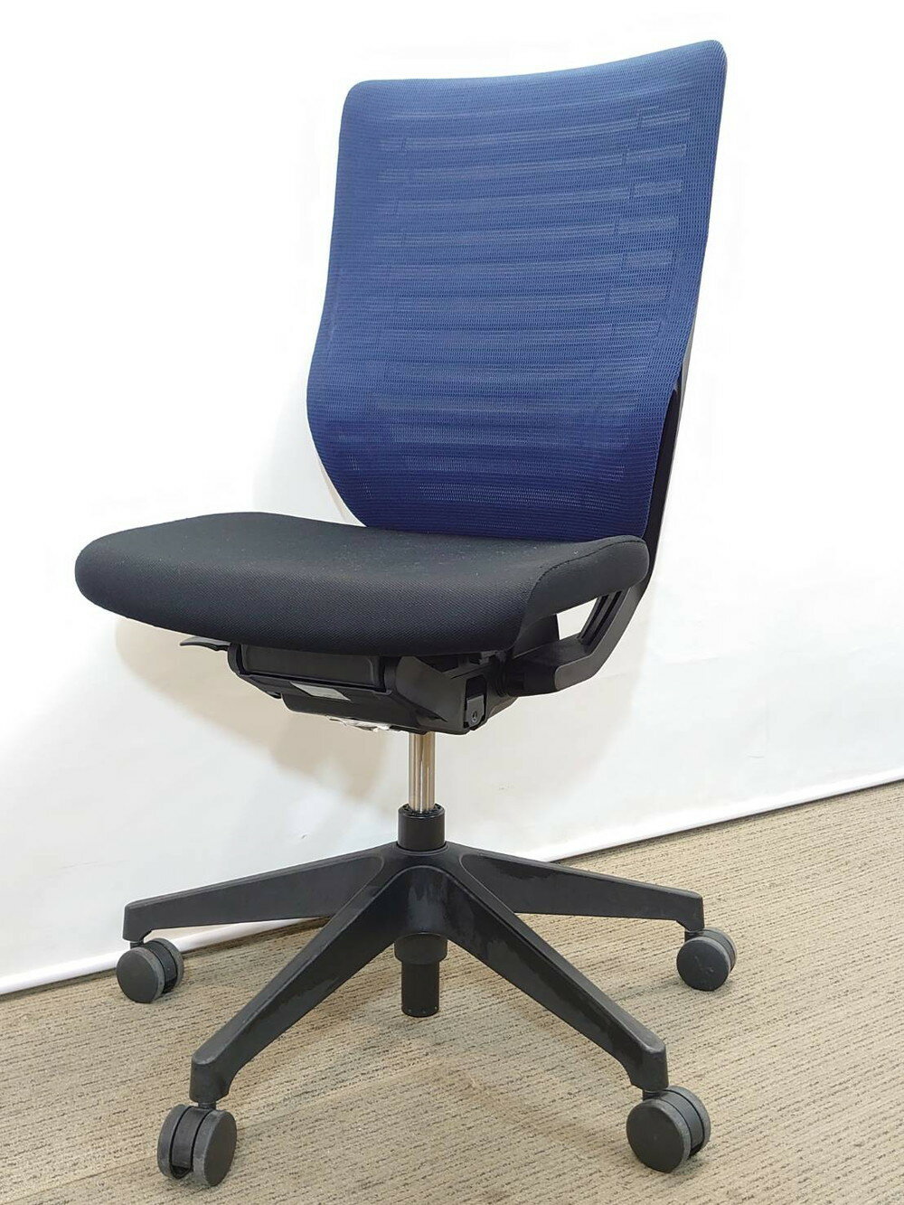 3983 epios エピオスチェア KE-430GB 9脚セット ITOKI イトーキ 黒 高さ調節可 高さ96.5cm 座面高さ39.5-51cm 愛知県岡崎市 直接引取可 - 45 ...