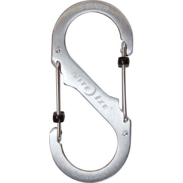 S字形で両面使用できる、軽量で便利なロック付きカラビナです。 スライドしてロックできるので、物に当たって開いてしまう事がなく安心(^^) 両面使用できるので、フックなどがないもの同士をジョイントできて便利です。 お散歩バッグに付けて、おやつ...