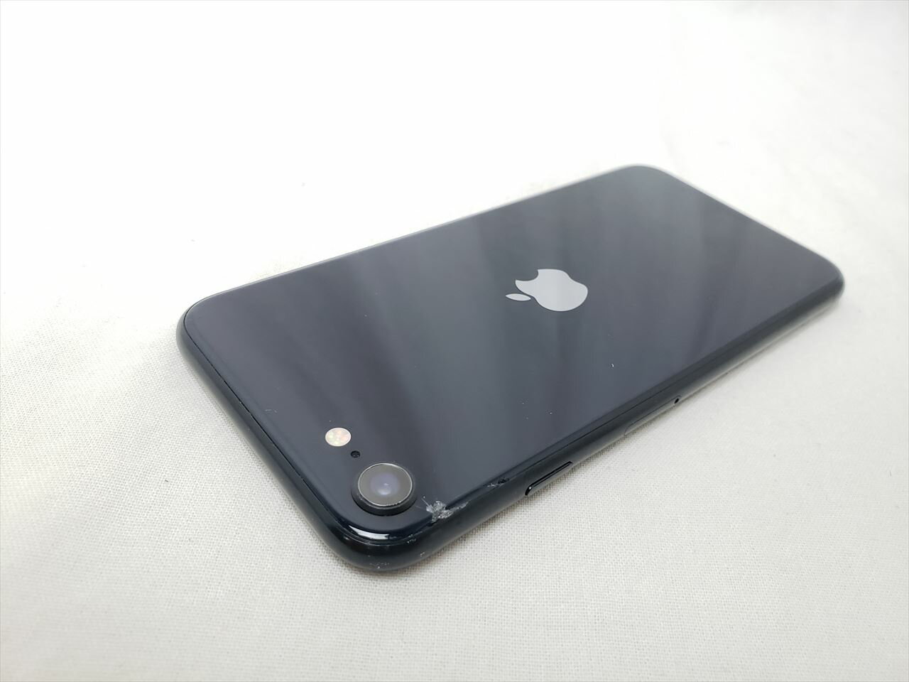 4.7インチ（1334x750）Retinaマルチタッチディスプレイ、Apple A15、最大1Gbps LTE/20の周波数帯に対応、12Mピクセルカメラ（イン7Mピクセル）、4k動画対応、Bluetooth4.2、GPS、NFC、無線L...