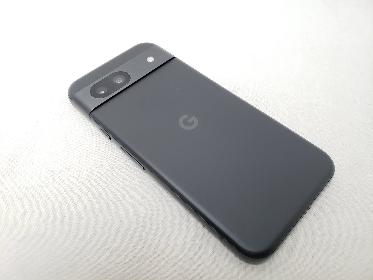 6.1インチ（2400 x 1080）OLED、CPU：Google Tensor G3、メモリー：RAM 8GB/ROM 128GB、6400万+1300万画素カメラ（イン1300万画素）、GPS、Bluetooth5.3、無線LAN（I...