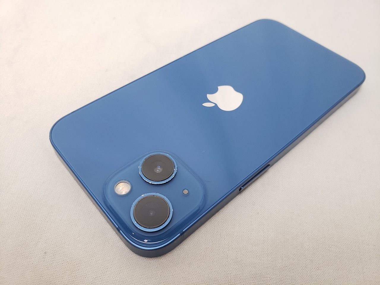 6.1インチ（2532x1170）Super Retina XDR OLED ディスプレイ、Apple A15 Bionic CPU 搭載、1200万画素 x 3 カメラ（イン1200万画素）、4k動画対応、Bluetooth5.0、GPS...