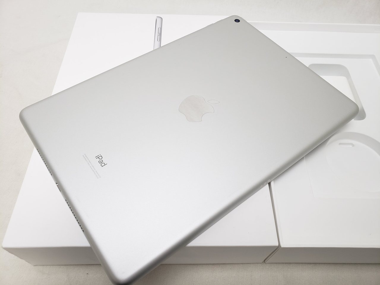 10.2インチRetinaマルチタッチディスプレイ（2160x1620）、32GBフラッシュメモリー、Apple A12 Bionic、800万画素（イン120万画素）、無線LAN（IEEE802.11a/b/g/n/ac）、Bluetoo...
