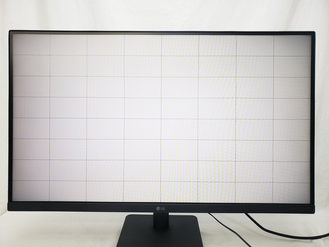 27インチワイド、フルHD（1920x1080）、IPSノングレア、コントラスト比　1000：1、輝度：250cd/m2、視野角：(左右/上下)：178/178、画素ピッチ 0.3114mm、応答速度：5ms(GTG)、HDCP：対応、入力...