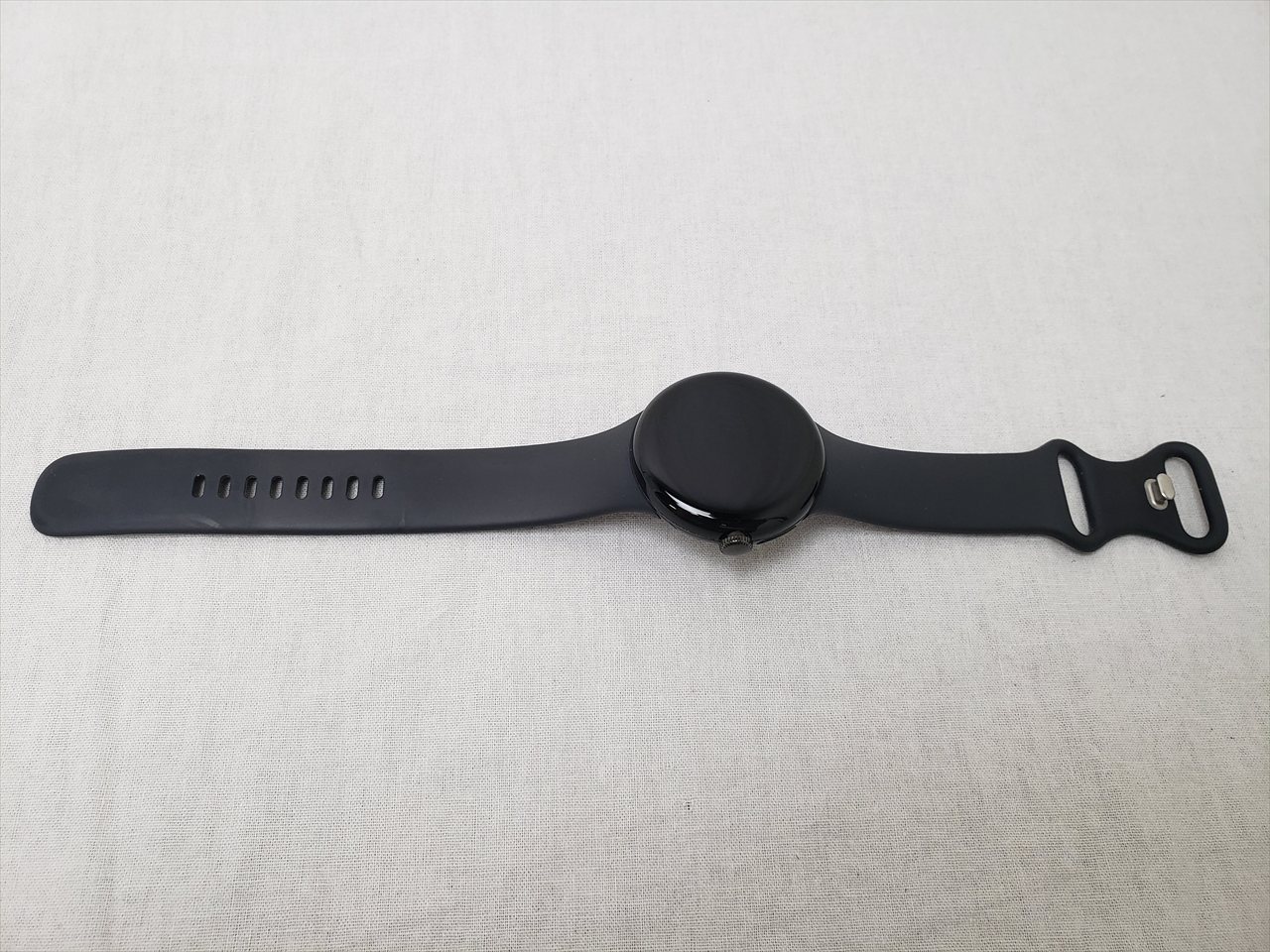 Google と Fitbit の最高の強みを組み合わせた初のスマートウォッチ、50m防水、Android 8.0 以降対応Bランク(本体使用感)、箱/付属品あり