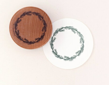 商品詳細 商品名 丸形スタンプ 柄名 クリスマスリーフリース 丸型（TANNENKRANZ） 商品説明 木製　丸形スタンプ。 押しやすいシャープとどことなく愛らしいアンティーク調のデザイン。手帳やカードメイキング、プレゼント包装など用途は色...