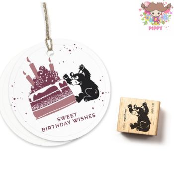 商品詳細 商品名 四角形スタンプ 柄名 バンザイするくま クマ 動物 中(Bear Milo von Brockel) 商品説明 木製　四角形スタンプ。 押しやすいシャープとどことなく愛らしいアンティーク調のデザイン。手帳やカードメイキング...