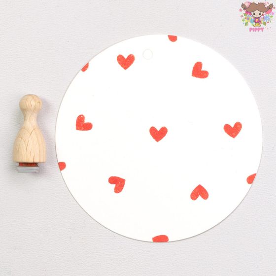 商品詳細 商品名 コーン型スタンプ 柄名 Heart 3 mini 商品説明 木製　コーン型スタンプ。 持ち手がかわいいどことなく愛らしいアンティーク調のデザイン。手帳やカードメイキング、プレゼント包装など用途は色々！そこに置くだけで雰囲気...