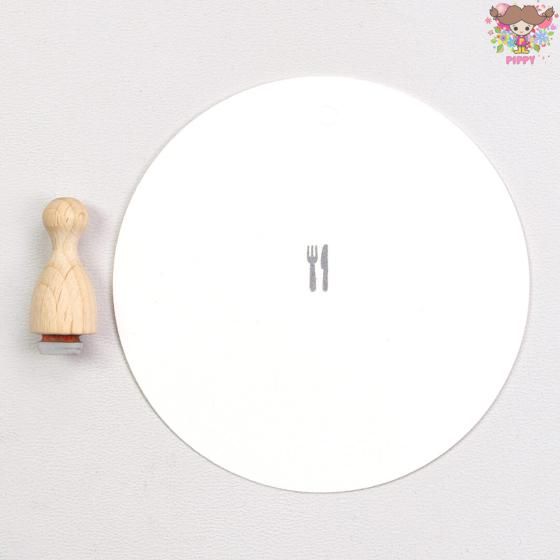 商品詳細 商品名 コーン型スタンプ 柄名 Cutlery mini 商品説明 木製　コーン型スタンプ。 持ち手がかわいいどことなく愛らしいアンティーク調のデザイン。手帳やカードメイキング、プレゼント包装など用途は色々！そこに置くだけで雰囲気...