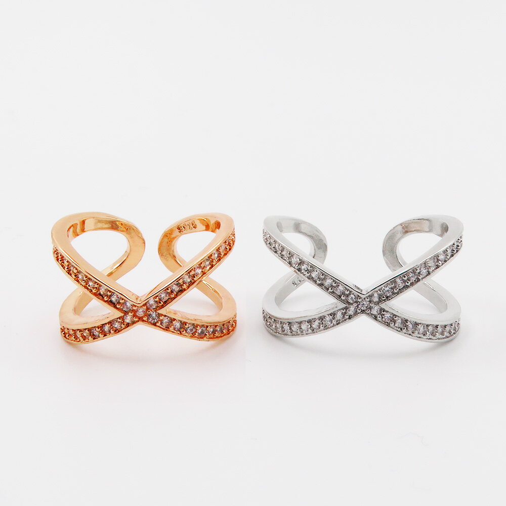 ■□　 Item information　　- 商品説明 -　 　□■ 指先を、すっきり美しく見せるクロスリング。2本のラインが立体的に交差することで、指を細く長く見せる視覚効果を生みます。パヴェ風ストーンは光を細かく反射し、強すぎない上品...