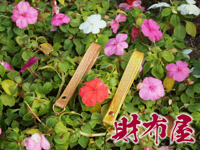■素材牛革（エナメルクロコ））京都は鴨川のほとりで、革専門の染色工場を営む西田染工場で染め上げました。色と色の境目は、京友禅染めの特殊なぼかしという技法で染め上げています。カラーセラピストの監修で、黄色はパワー、人間力の工場により、金運上昇...