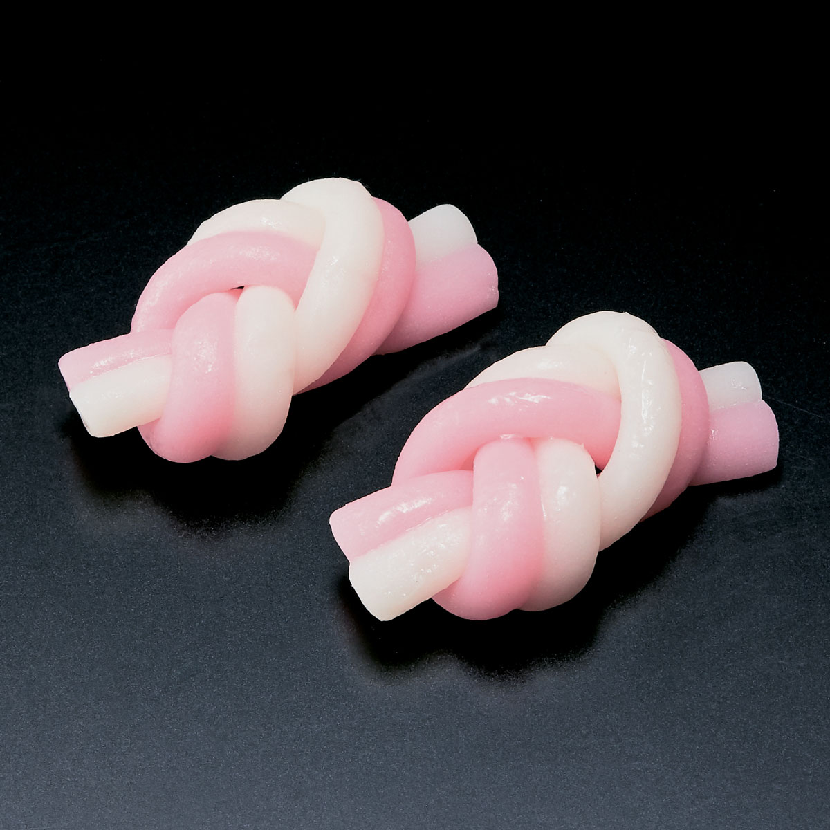 商品説明 《紅白結び餅》 項目 内容 名称 和菓子 原材料名 米粉（うるち米（アメリカ））、砂糖還元水飴、もち粉（もち米（アメリ カ））、植物性油脂、食塩／加工デンプン、トレハロース、乳化剤、酵 素、着色料（アカビート）、（一部に乳成分・大...