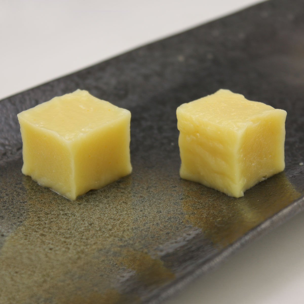 商品説明 項目 内容 切れてるもちっと柚子豆腐 （猪口サイズ） 名称 総菜 原材料名 豆乳、胡麻、柚子、食塩、調味料、乾燥スープ、出汁（鰹、昆布）／加工澱粉、トレハロース、グルコマンナン、着色料（黄4）、調味料（アミノ酸等）、酸味料、（一部...