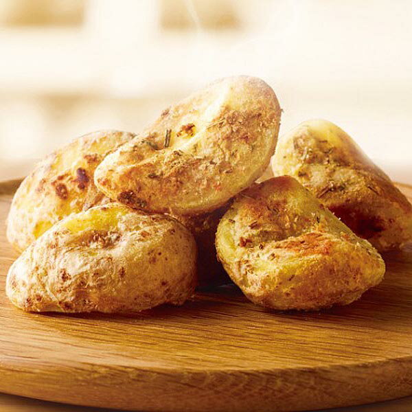 最もおいしい時期まで糖化させた北海道産きたあかりを1／3カットした、グリル用ポテトです。バターなどを薄くコーティングしているので、オーブンで焼くだけで外はカリッと中はホクホク仕上がります。【時短・簡単調理】下処理不要！オーブンで10分焼くだ...