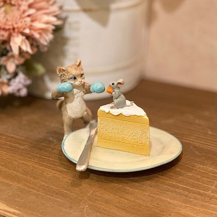 商品説明 ケーキのまわりでバトルを繰り広げる猫ちゃんとねずみさん♪ サイズ W11.5×D9.5×H7cm 素材 レジン ご注意 ・本来の目的以外の用途や、強い衝撃など与えるようなご使用方法はお控えください。 ・お使いのデバイス機器により、...