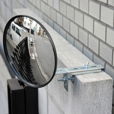 ● おすすめポイント 柱が無くても大丈夫♪ ブロックや塀にガレージミラーを取り付けるための金具です ＊ミラーは商品に含みません ● 製品仕様 【適合サイズ】ブロック、塀幅：　70〜180mm ● 素材 スチール　ユニクロメッキ仕上げ ● 備...