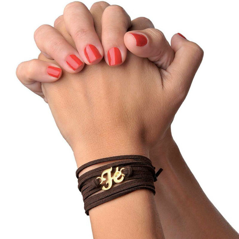 “ Fe ”ロングブレスレット【革紐調ブレスレット】ゴールド×ブラウン &nbsp; ポルトガル語で信仰を意味する“Fe”。信じるという意味もあり。 紐をぐるぐると手首や足首に巻きつけて縛ります。 ゴールド×ブラウンが温かみのある印象のアイ...