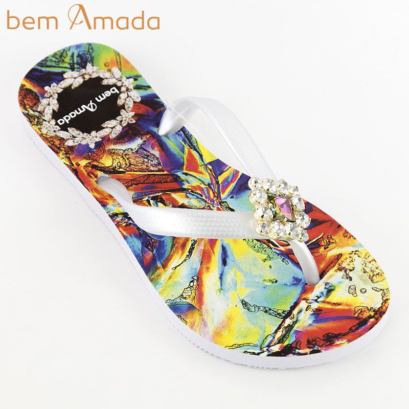 ビジュー付きビーチサンダル【bem Amada】クリスタルクォーツIRISADO｜ホワイト ブラジル発のラグジュアリービーチサンダルブランド、bem Amadaのビジュー付きビーチサンダル！ミネラルストーンデザインが個性的でクールなアイテム...