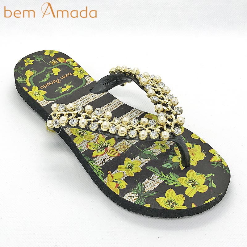 【bem Amada】ビジュー付きビーチサンダル【イエローフラワー】｜ブラック &nbsp; ブラジル発ラグジュアリービーチサンダルブランド、bem Amadaのビジュー付きビーチサンダル！ 南国感あるサイザル麻と黄色い花柄がブラック地に映...