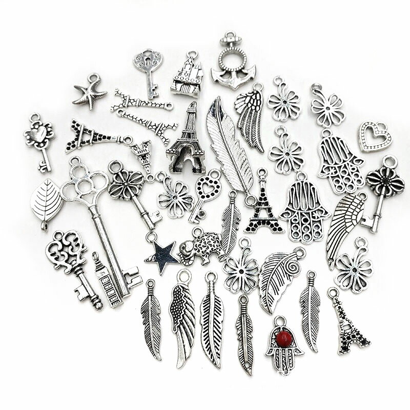 シルバーカラーのチャームを集めたアソートセットです。 様々なモチーフがあり、50gセット(40個前後)でとってもお得♪ カン付きなので簡単に他のパーツと組み合わせることができ、 ネックレス・ピアス・イヤリング・ヘアアクセサリー・ ブレスレッ...