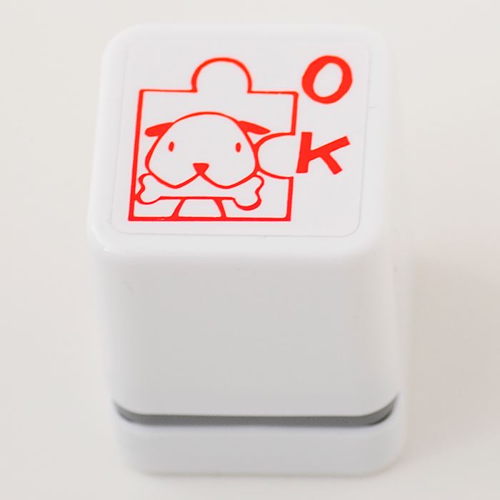 ちょっと大きめのお仕事スタンプです。 インクバッドいらずの浸透印で、簡単にポン！ 商品明細 素材 pp 本体サイズ 横35mm×縦35mm高45mm 　（絵柄サイズ：25mmx25mm） インク色；朱色 ※メーカー希望小売価格はメーカーカタ...