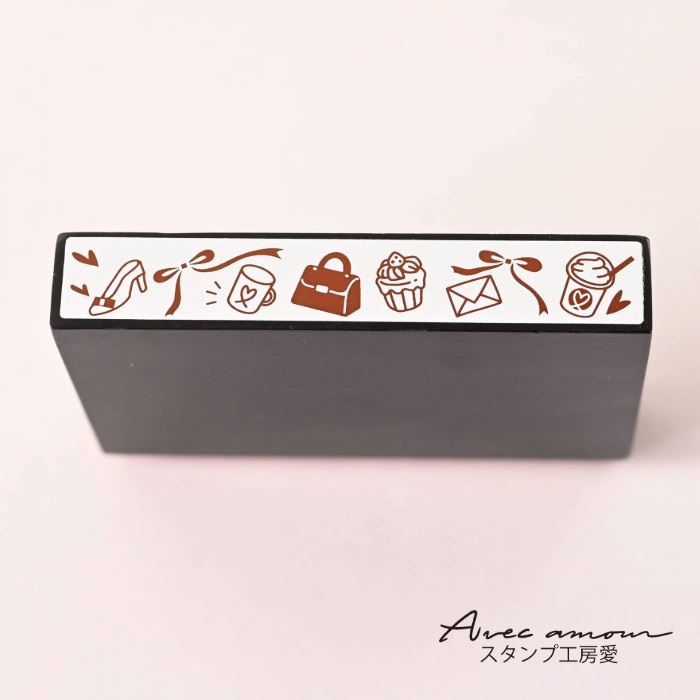 かわいいタッチのイラストがおしゃれなスタンプです。 手帳やメモに押しても・・♪。 つなげて押すのもいい感じ♪♪ スタンプサイズ：15mm×85mm×25mm デザインサイズ：11.5mmx82mm スタンプ素材：天然木・天然ゴム ★他の種類...