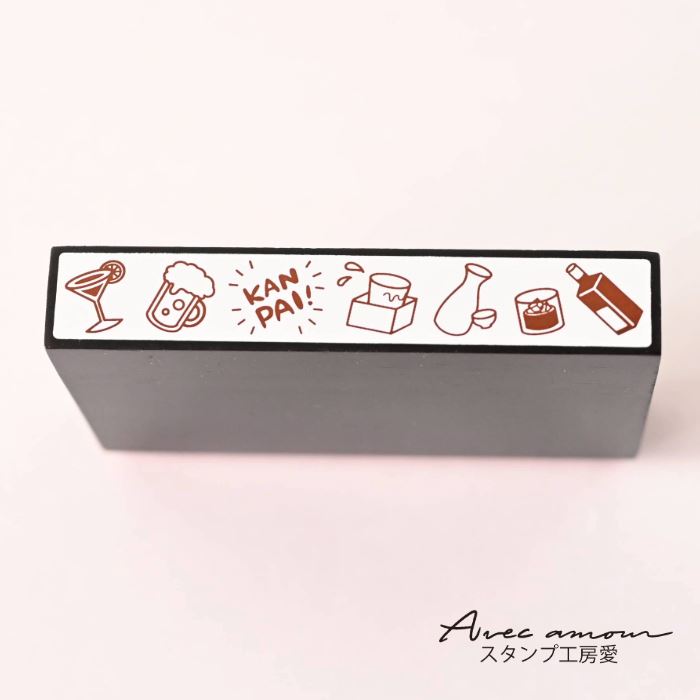 かわいいタッチの飲み会イラストがおもしろいスタンプです。 手帳やメモに押しても・・♪。 つなげて押すのもいい感じ♪♪ スタンプサイズ：15mm×85mm×25mm デザインサイズ：11.5mmx82mm スタンプ素材：天然木・天然ゴム ★他...
