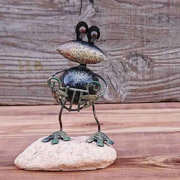 　■　商品説明楽しげにハープを演奏する蛙インテリアの雰囲気作りにオススメです【要確認】色付けは手作業の為、多少の個体差がございます。撮影時の光加減や液晶の環境により、色目が実物と多少異なる場合がございます。　■　サイズ・容量サイズ:約10c...