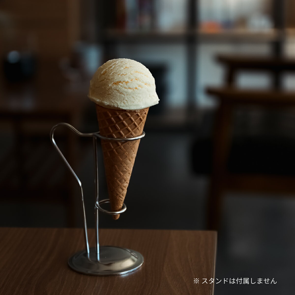 食品サンプルでできたアイス（バニラ）・コーンのセットです。 ※ スタンド、カップ・スプーン等は付属しません。 インテリアに、店舗装飾に、撮影用の小物としても活躍します。 ディッシャーの跡まで再現したシルエットをベースに、各フレーバーのサンプ...