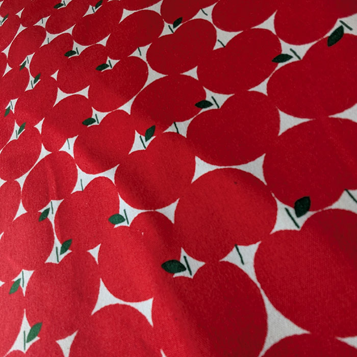 te-tteのスモック 手作りキットはMサイズ：95cm〜110cmサイズ、Lサイズ：115cm〜125cmサイズのスモックです。カット済みのキットだから、届いたらすぐに作り始められます！ ＞＞制作代行のご依頼はこちらから。 ＞＞底布、裏地...