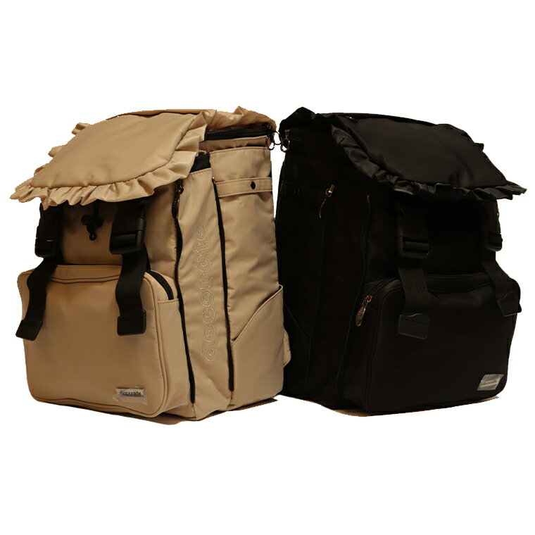 【大きなフリルでキュート＆エレガントに】 フラップの縁にあしらった大きなフリルが目を引くモデル［volant］ スポーツ・アウトドア的なイメージが強いバックパック型バッグを キュート＆エレガントにデザインしました 外側ポケットに装着したブラ...