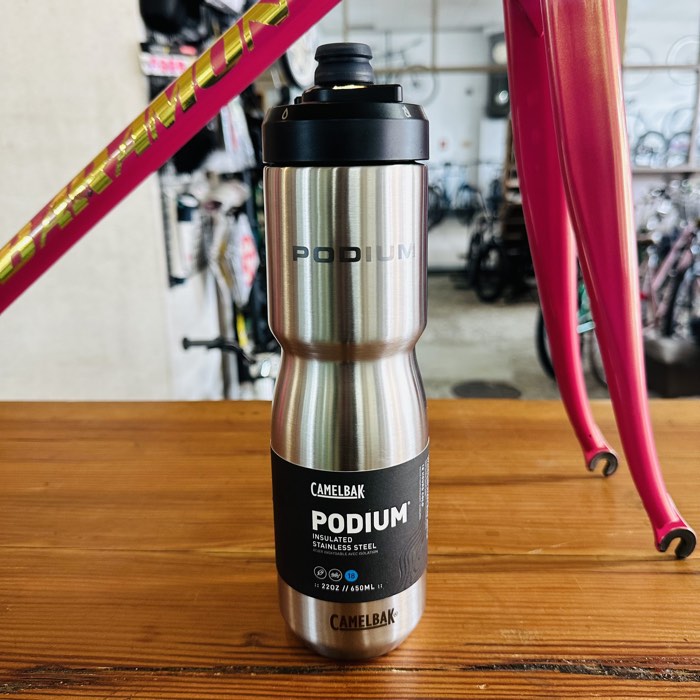自転車にも普段使いにも。冷たさを持ち歩けるステンレスボトルキャメルバックのポディウム ステンレス650ml。真空断熱二重構造のボディで、通勤やサイクリング、日常の水分補給に使える保冷ボトルです。カラーはステンレスの質感を楽しめるメタル。握ら...