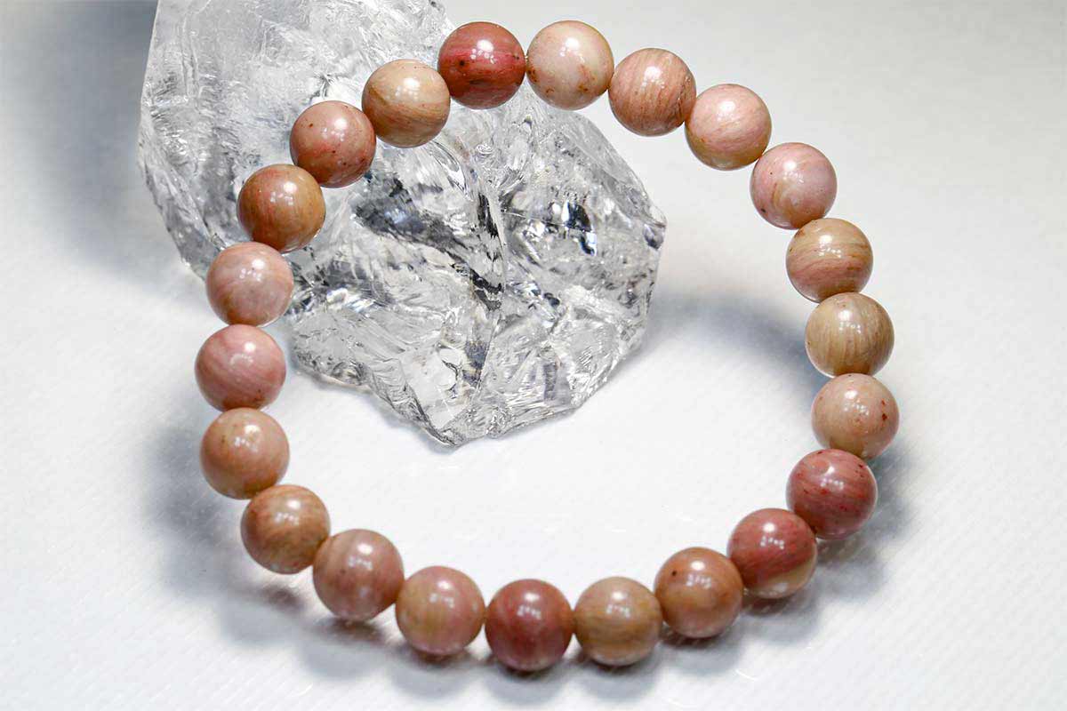 【ロードナイト（Rhodonite）】 ロードナイトは、古くから「バラ輝石（ばらきせき）」と呼ばれる美しい天然石です。 その名の通り、咲き誇るバラのような深いピンク色が特徴で、見る人の心を温かく包み込みます。 古代より「愛と優しさの象徴」と...