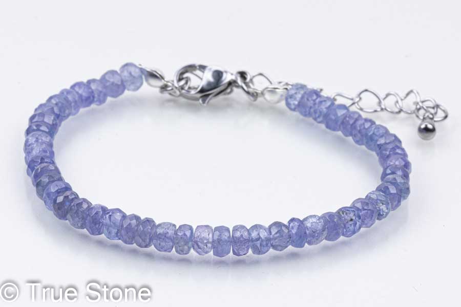 タンザナイトに関するブログです。 True Stone 天然石の真実 タンザナイトは1967年にタンザニア・メレラニ鉱山で発見されたバナジウムを含む青色のゾイサイトで、正式名称をブルーゾイサイトと言います。 タンザナイトはその名が示すとおり...