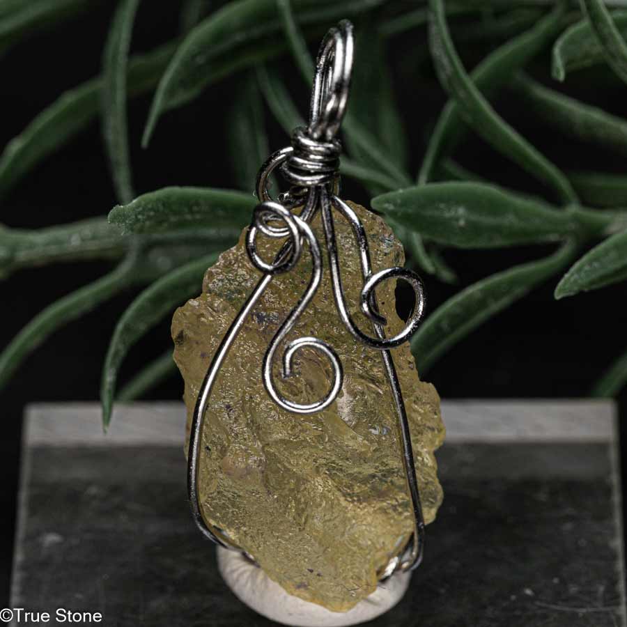 リビアングラスは、今からおよそ2900万年前、北アフリカのリビア砂漠に降り注いだ巨大隕石の衝突によって生まれた、まさに“宇宙と地球の融合”とも言える神秘的な天然ガラスです。 この衝撃によって大地は一瞬にして1600℃を超える超高温状態となり...