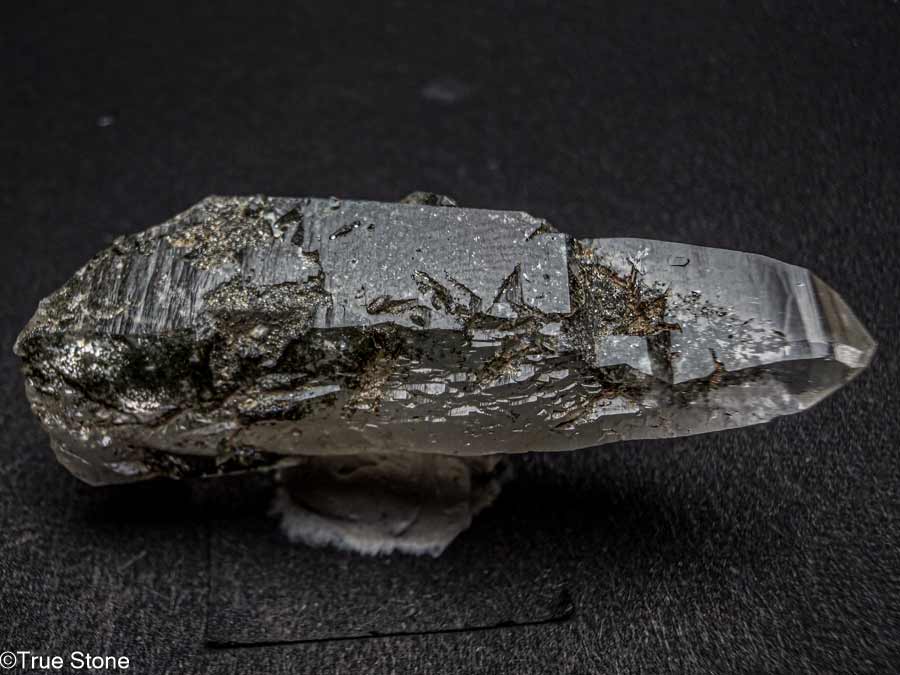 ネパール・ガネッシュヒマール産水晶は、ヒマラヤ山脈の神聖な地であるガネッシュヒマール山域から産出される天然の水晶であり、その希少性、神秘性、そして鉱物学的・スピリチュアルな魅力から、世界中の鉱物コレクター、ヒーラー、宝石愛好家たちに非常に高...