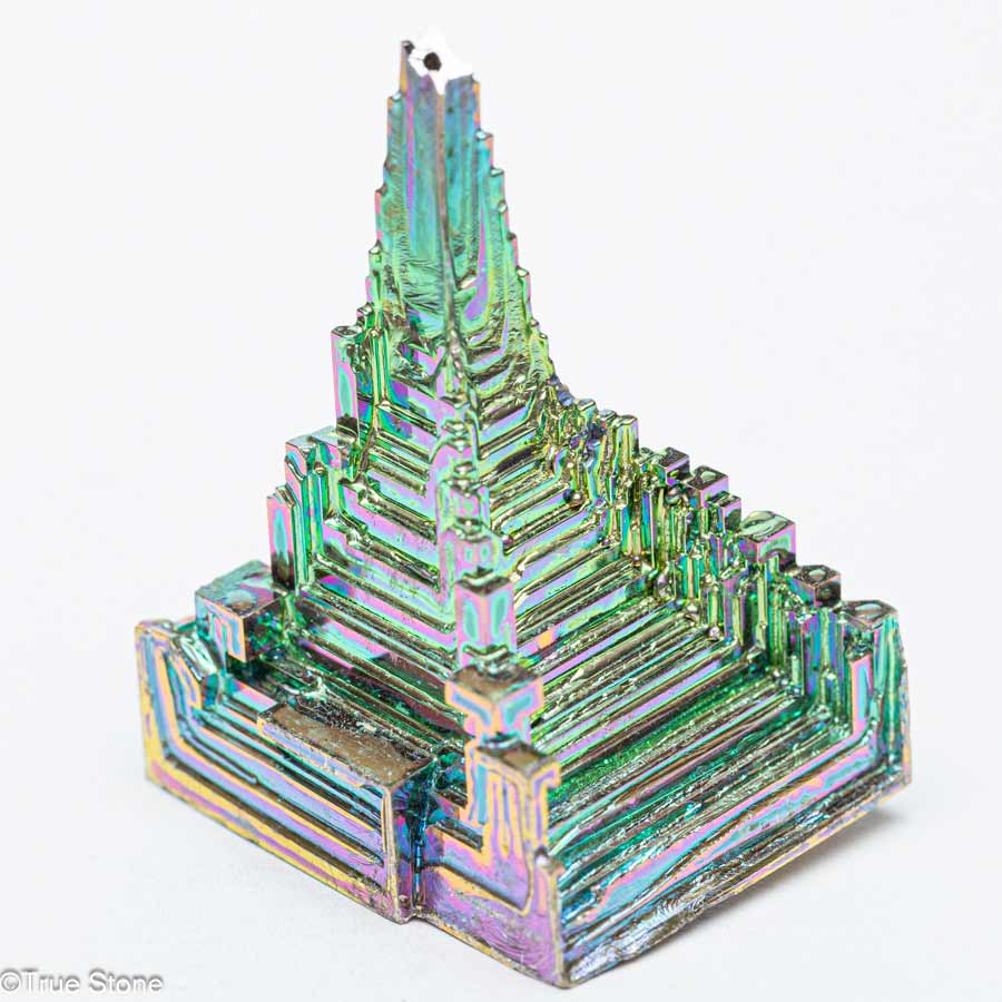 ビスマス結晶"Bismuth crystal"は、その非常に特異な形状と虹色の輝きによって、多くの人々を魅了する金属結晶の一つです。 周期表上では原子番号83、記号Biとして知られ、比較的重い元素に分類されます。 天然にも存在しますが、通常...