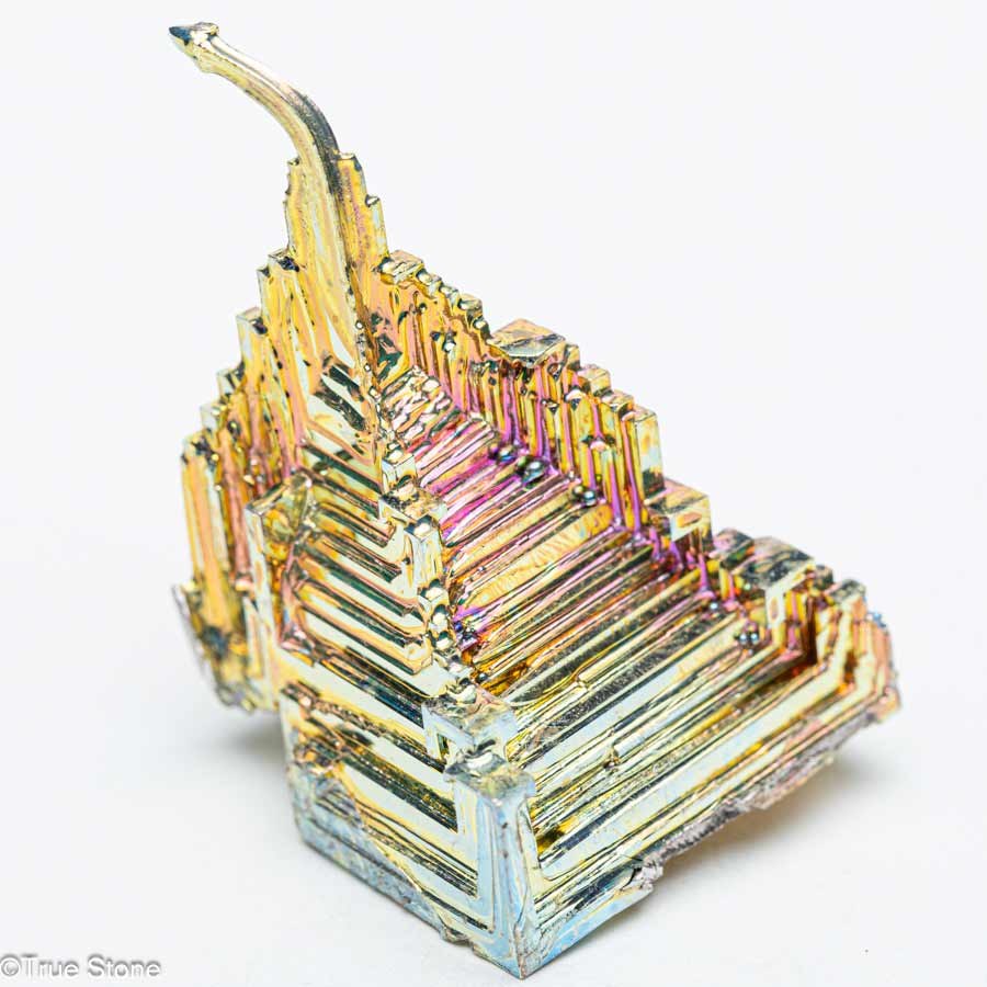 ビスマス結晶"Bismuth crystal"は、その非常に特異な形状と虹色の輝きによって、多くの人々を魅了する金属結晶の一つです。 周期表上では原子番号83、記号Biとして知られ、比較的重い元素に分類されます。 天然にも存在しますが、通常...