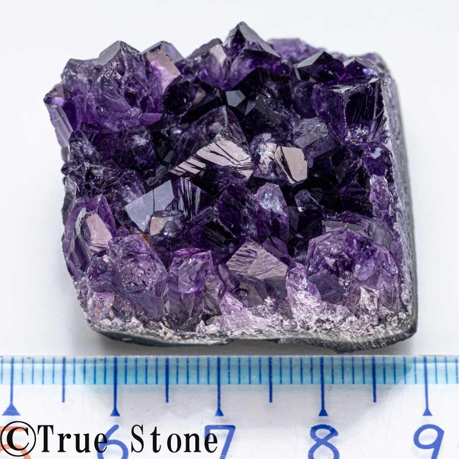アメジスト アメジストは、和名を「紫水晶」といい、水晶の一種です。 石英（クォーツ）の中で紫色をしたものをアメジストと呼びます。 淡い紫色のものから、深く濃い紫色のものまであり、産地や結晶の状態によって雰囲気が大きく変わります。 ・自然が生...