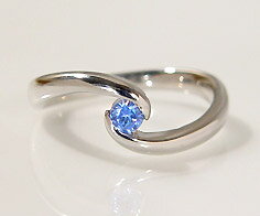 3ミリサイズの鮮やかなブルーのアークティックブルーキュービックジルコニアが、ほっそりしたアームに優しく抱きこまれてクールに輝きます。 地金　シルバー 925 石　アークティックブルー 　キュービックジルコニア　（3.0mm）　1石 最大巾　...