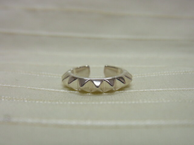 商品詳細 素材 SILVER925 サイズ 幅3.5mm×直径17mm＋開き3mm 備考 片側1個での販売になります。 耳たぶ、耳の軟骨の部分どちらでもはめられます。シルバー ラージ スタッズ イヤーカフ SILVER925 ♪♪♪ザ・パン...