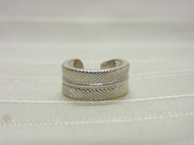 商品詳細 素材 SILVER925 サイズ 幅5.5mm×直径13mm＋開き3mm 備考 片側1個での販売になります。 耳たぶ、耳の軟骨の部分どちらでもはめられます。シルバー フェザー モチーフ イヤーカフ SILVER925 ♪♪♪鳥たち...