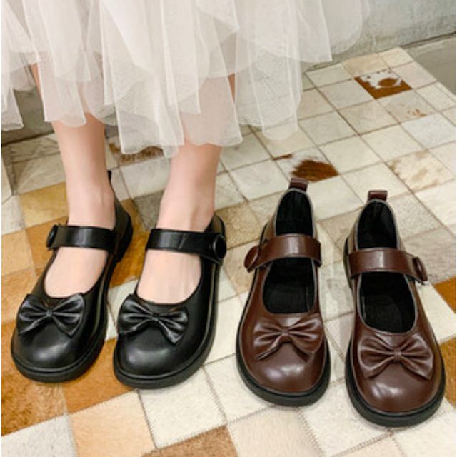 女の子らしい丸みのラウンドヘットシューズ。 柔らかいフェイクレザーで長時間はいても疲れないので 通勤、通学にもおすすめ！ 同色のリボンは取り外しも可能♪ リボンを取るとボーイズスタイルにもGOOD！！ シンプルだけど飽きのこない1足！！ ◇...
