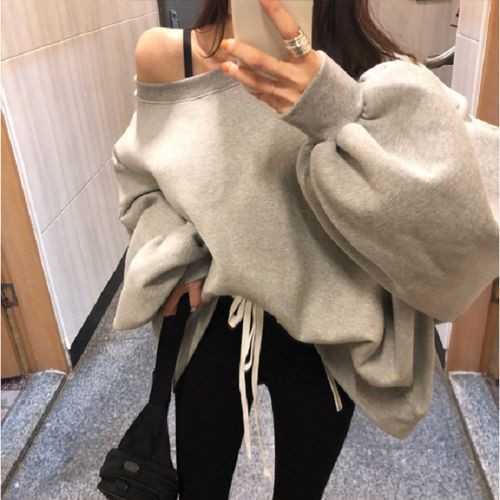 ビッグシルエットが可愛い秋・冬で使えるスウェットトレーナー♪袖口のバルーン加工がポイント！カジュアルコーデとしても◎スカートと合わせてフェミニンコーデでも◎カラー：グレーサイズ（cm）：S/M/L《S》バスト136　袖丈49　肩幅68　着丈...