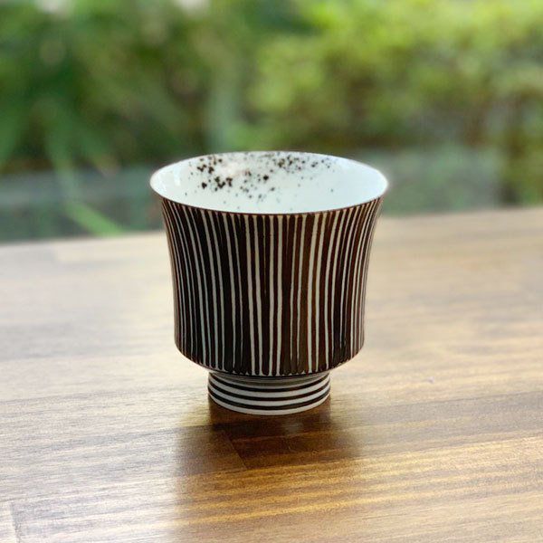 手描きで薄手で上品なお茶碗。 大きめなので男性用にもぴったり。 別売りでおそろいの湯呑もあります。 約直径8.8×H8.4cm ・電子レンジ　〇 ・食洗機　〇