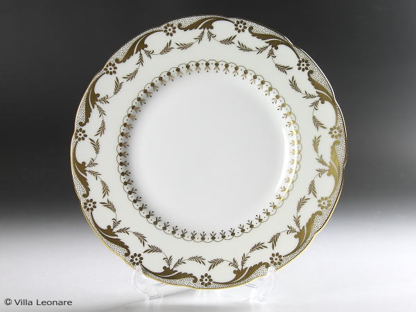 商品説明 英国ミントン、ヴィクトリア　アイボリーのプレート（サラダ）です。金彩の繊細なデザイン、ホワイトとアイボリーカラーのエレガントななコンビネーション、1955年〜1970年に製造された高級シリーズです。 サイズ （約：cm） プレート...