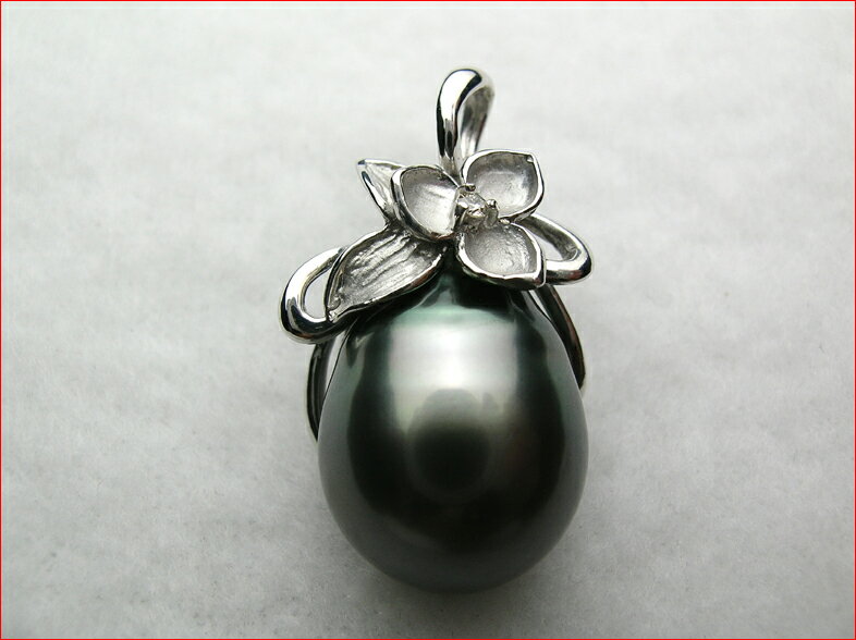 01035957 お品物詳細 真珠の種類 タヒチ真珠 真珠の色系 ブラック系 真珠サイズ 13．65ミリ 真珠の形状 ドロップ 真珠のマキ 良●○○○○悪 真珠のテリ 良●○○○○悪 真珠のキズ 良○●○○○悪 金具の金性 K18WG デザ...