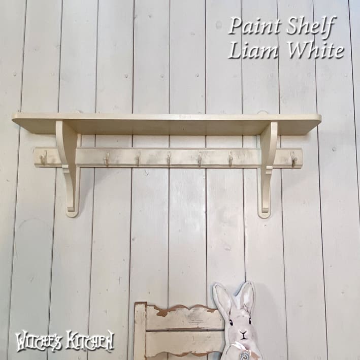 洋書で見かけたジャンクさが素敵なシェルフをリプロダクション。 塗装は牛乳から作られたミルクペイントをクラッケル（ひび割れ） 仕上げにしてみました。 表面の白からダークな赤が覗いています。 棚板の後ろの隙間にはパンナイフでも挿して使うとお洒落...